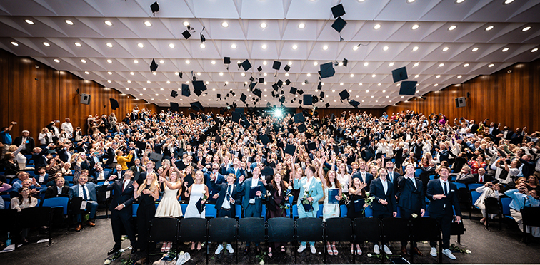 Mehr als 400 Studierende feiern ihren Abschluss ...
