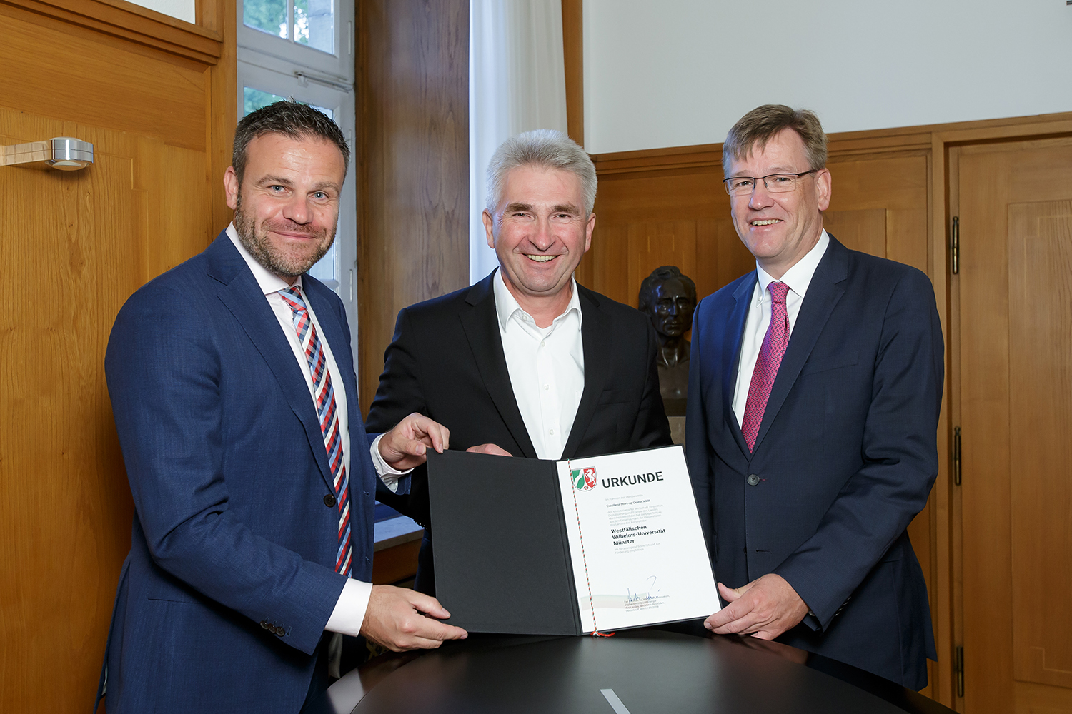 ESC@WWU: NRW-Minister überreicht Förderbescheid ...